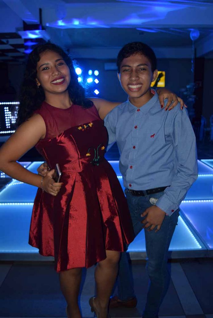 Los 15 de Karla - Periódico El Orbe.