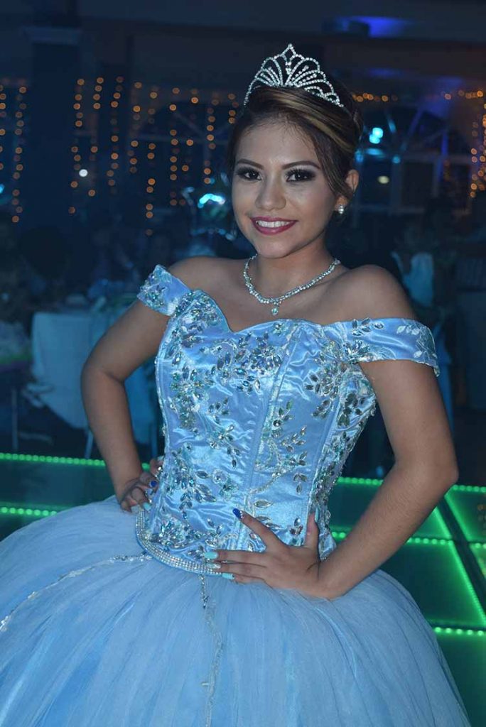 Los 15 de Karla - Periódico El Orbe.