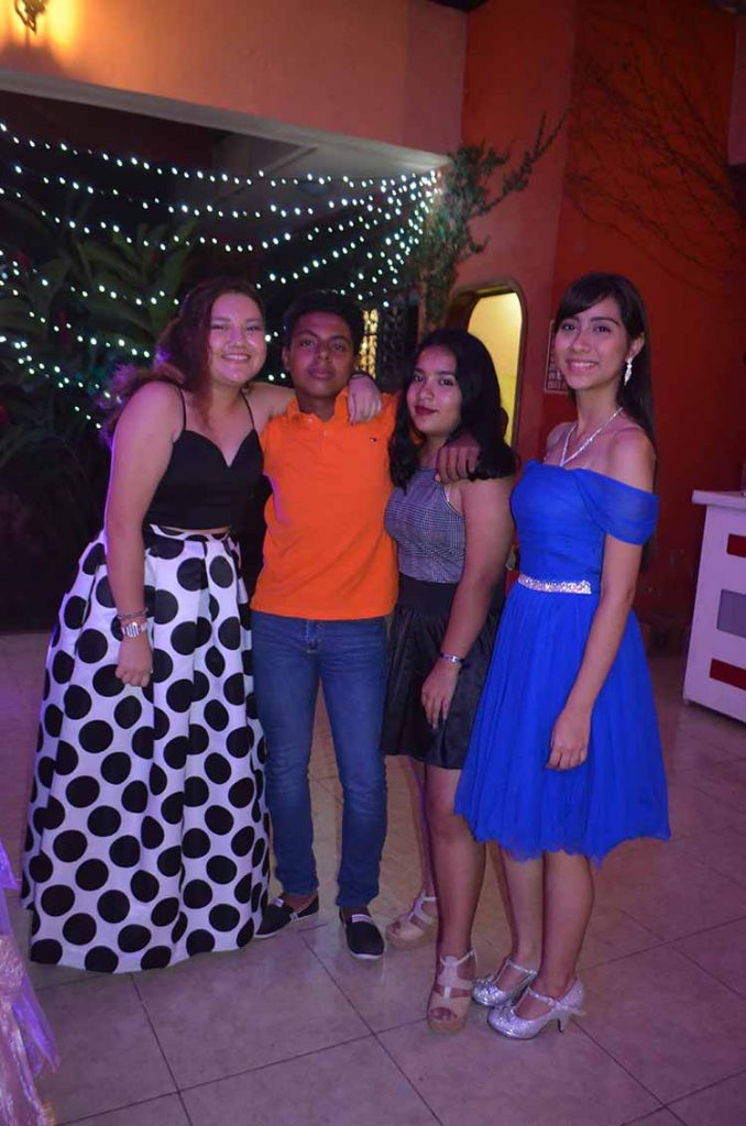 Karla Debutó en Sociedad - Periódico El Orbe.