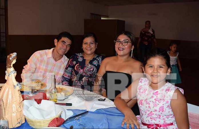 Karla Debuta en Sociedad - Periódico El Orbe.