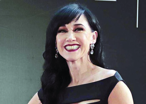 Susana Zabaleta, la “Morticia Addams” de la Vida Real, Cumple 58 Años ...