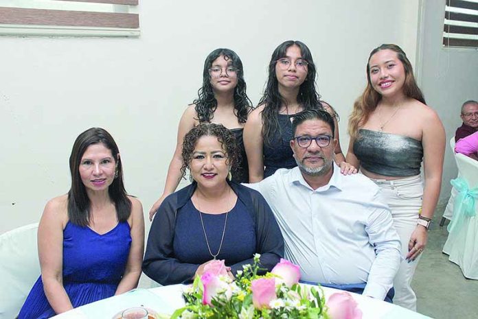 Arianna Rodríguez Celebra sus XV Años - Periódico El Orbe.