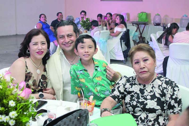 Arianna Rodríguez Celebra sus XV Años - Periódico El Orbe.