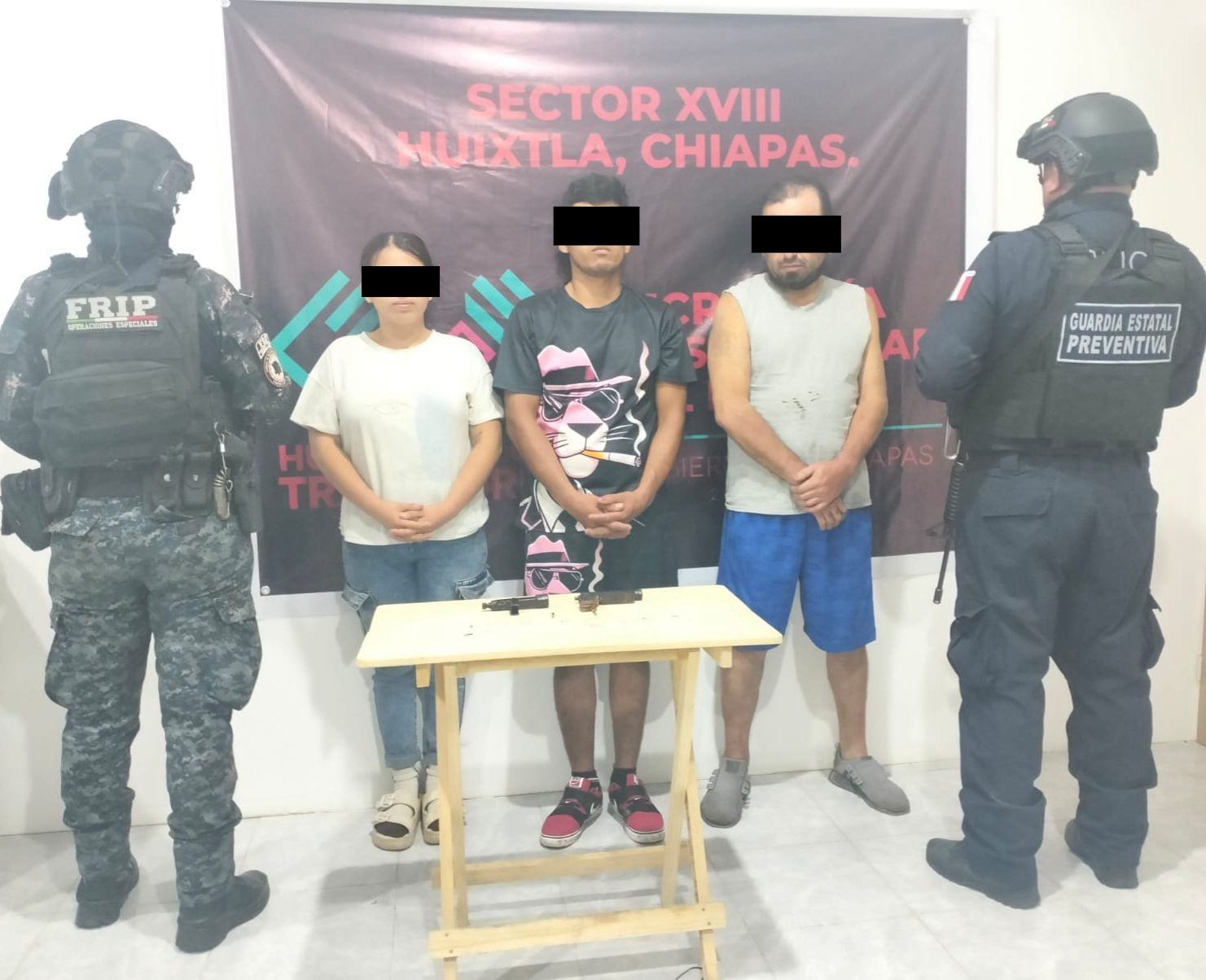 En operativo de seguridad aseguran a tres personas con presunta droga y armas de fuego hechizas ...