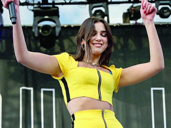 Dua Lipa Sorprende a Fans al Cantar Éxitos de Rock y pop en Español ...