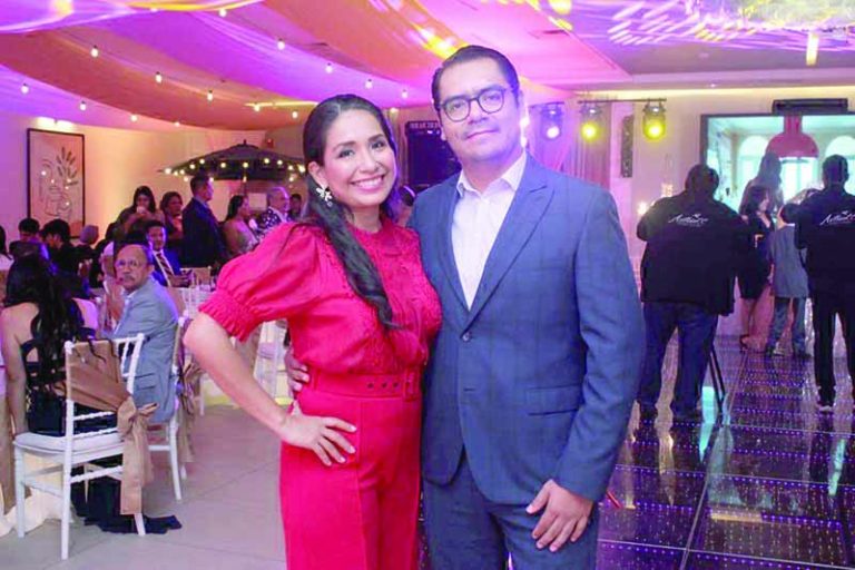Astrid Cerón Solís Celebra sus XV Años - Periódico El Orbe.